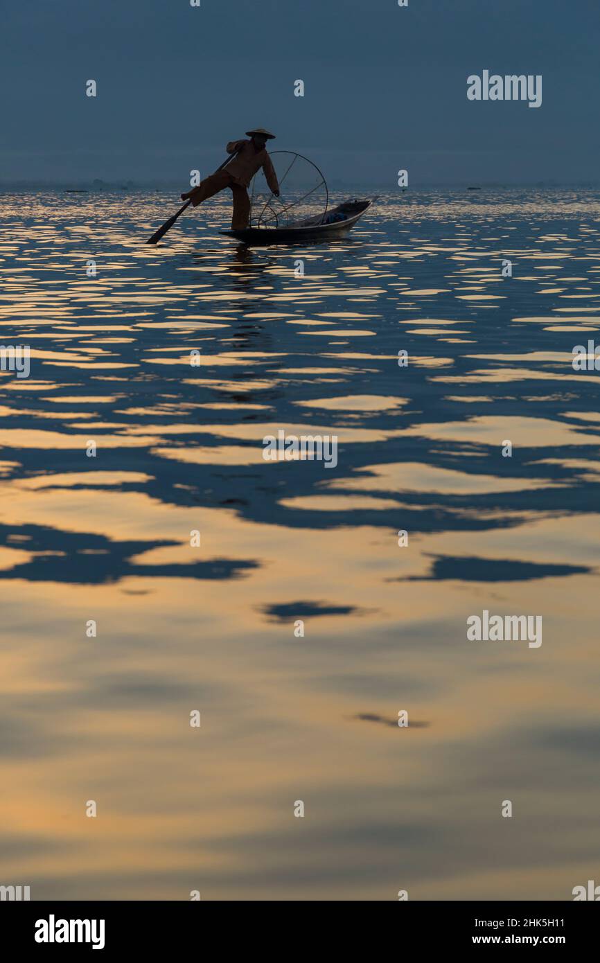 Intha leg rowing fishermen at sun set at Inle Lake, Myanmar (Burma ...