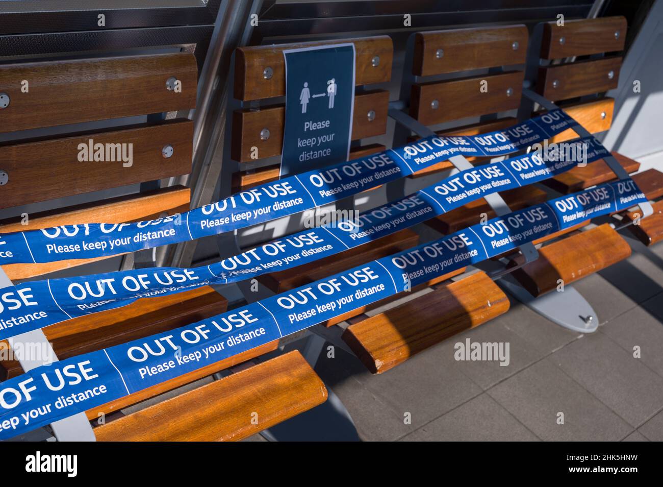 Seating on station platform hi-res stock photography and images - Alamy