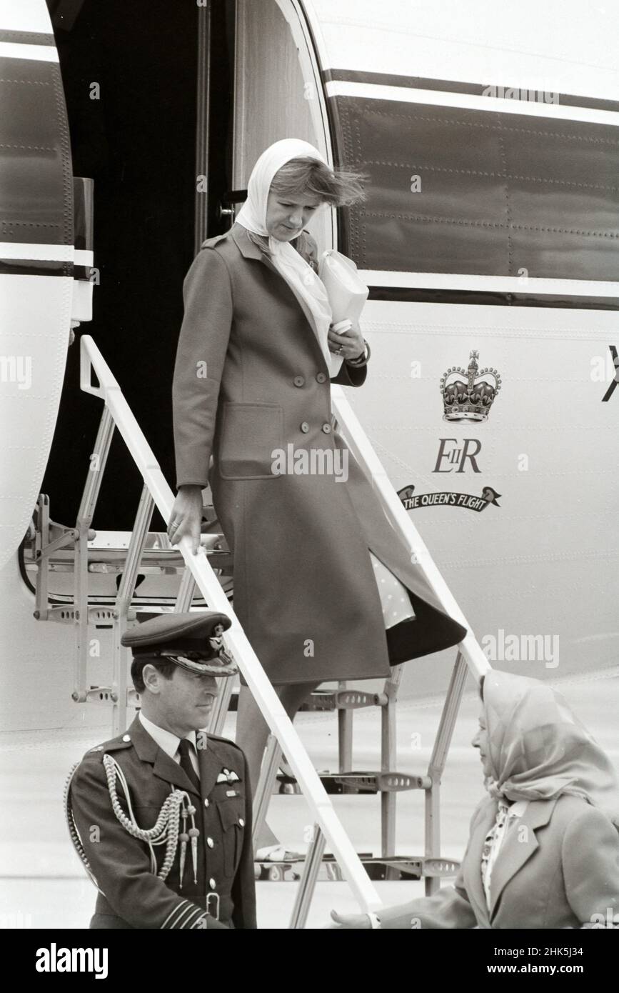 Queen Elizabeth arriving Heathrow airport July 1984 with Princess ...