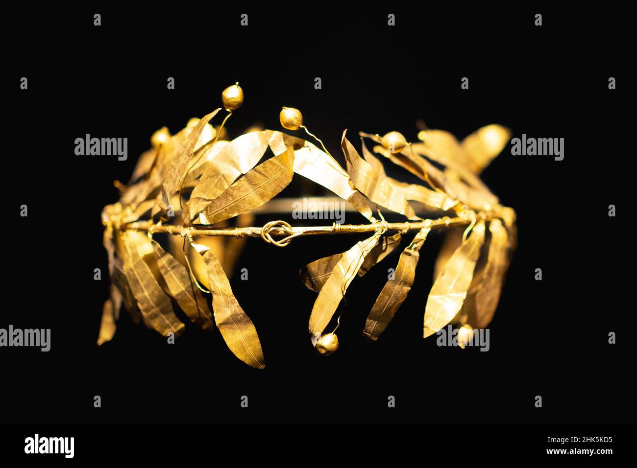 Ancient Greek pure gold crown. 3rd century BCE Stock Photo - Alamy