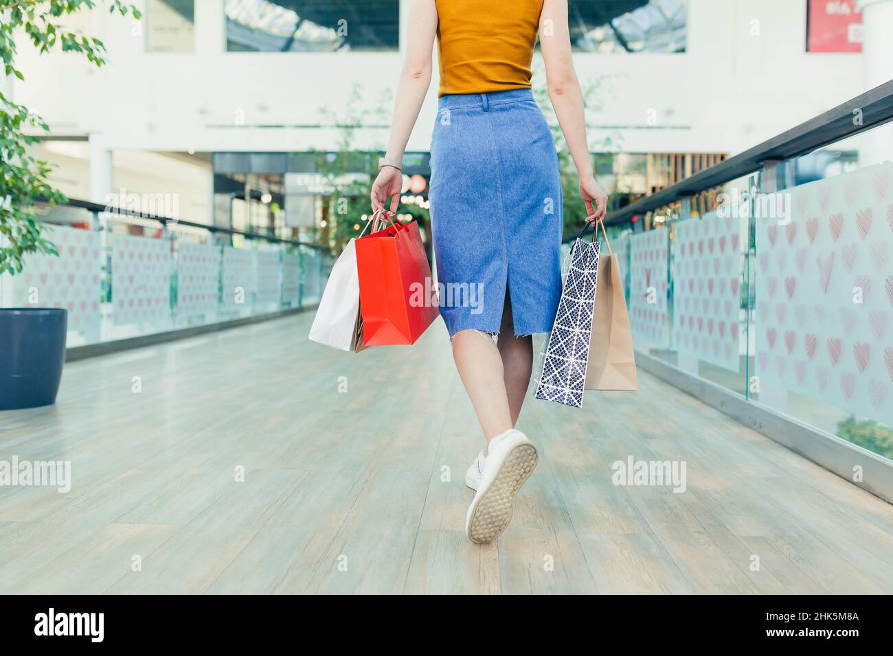 Back view shopper hi-res stock photography and images - Alamy