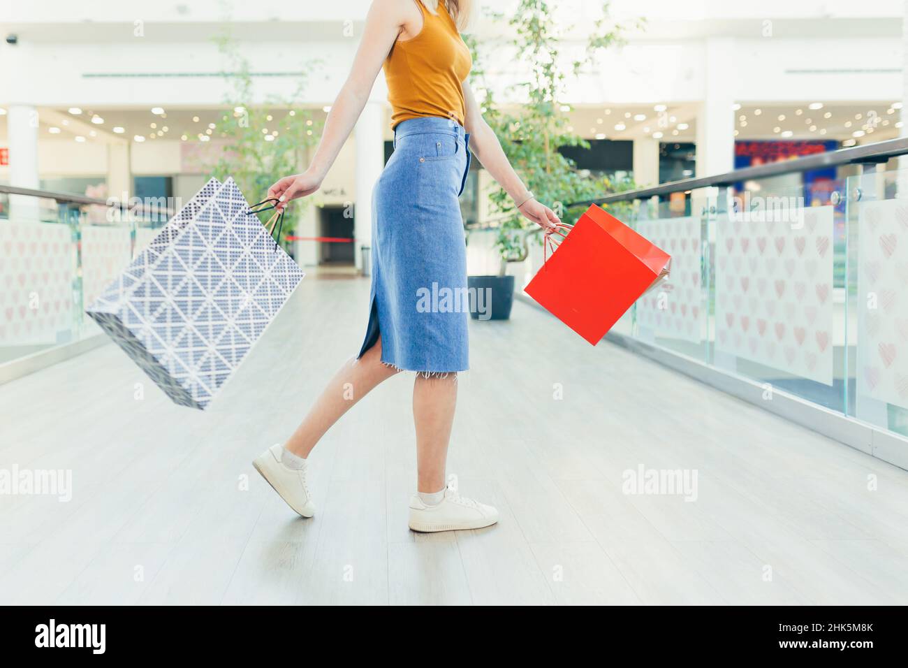 Back view of shopper hi-res stock photography and images - Alamy
