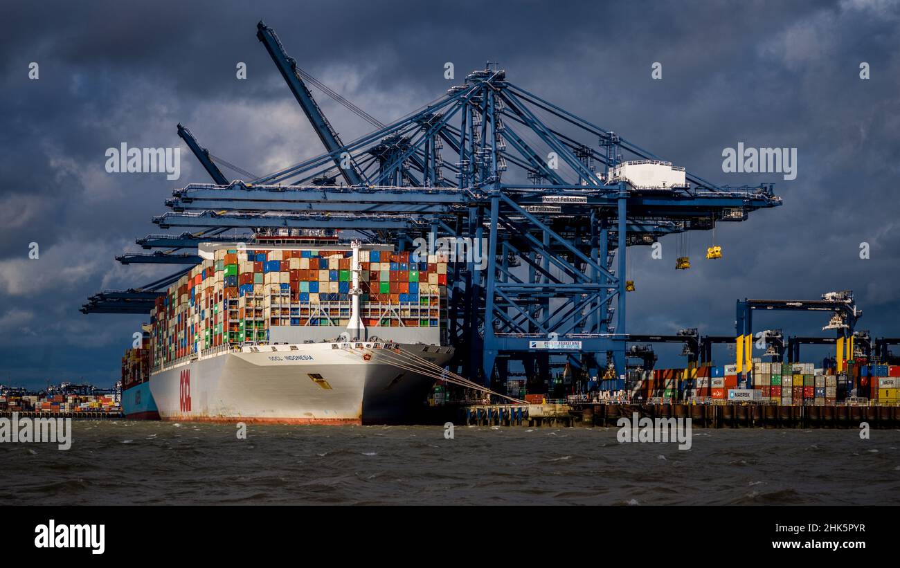 Oocl container ship hi-res stock photography and images - Alamy