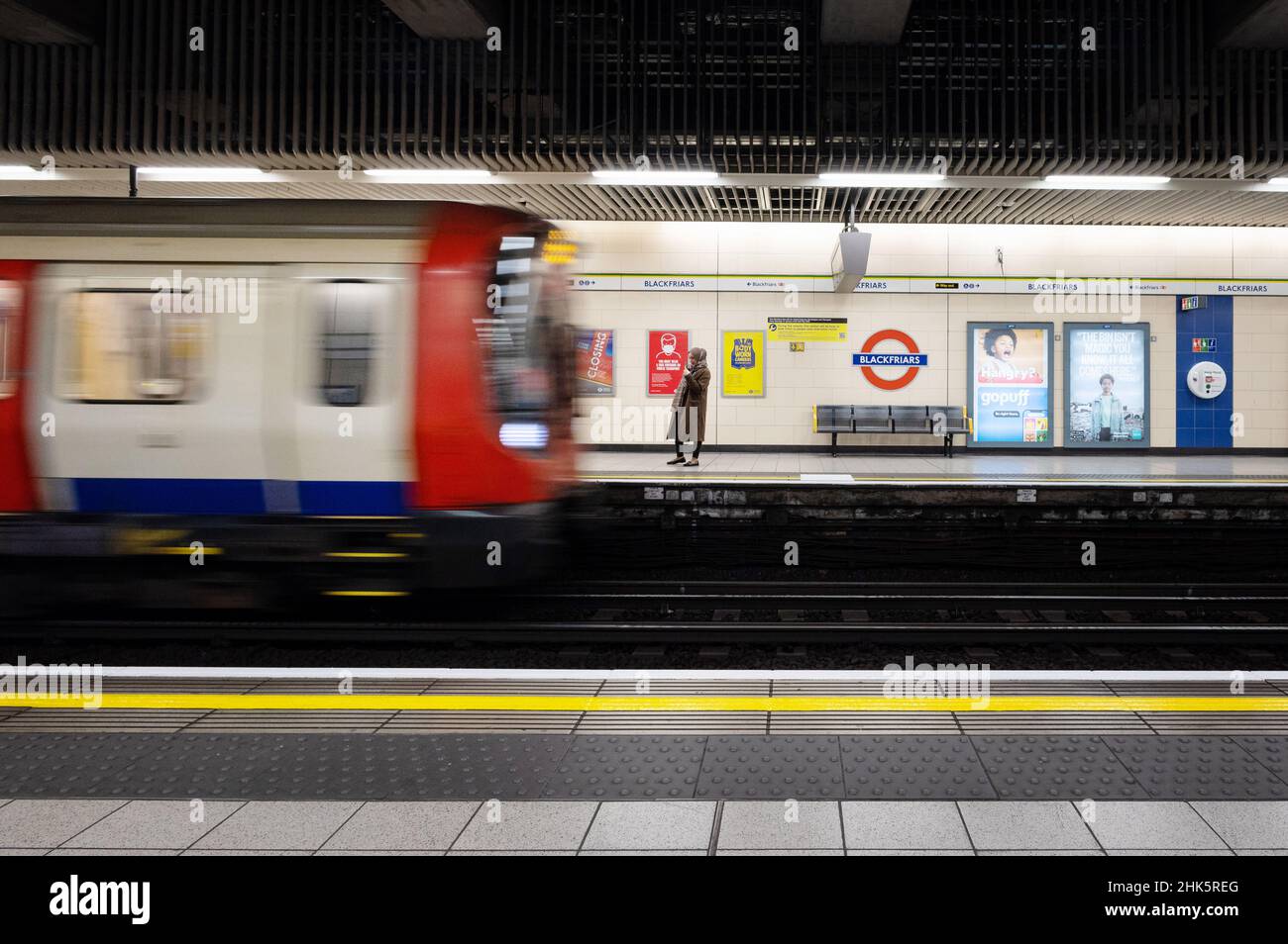 Circle line underground train hi-res stock photography and images - Alamy
