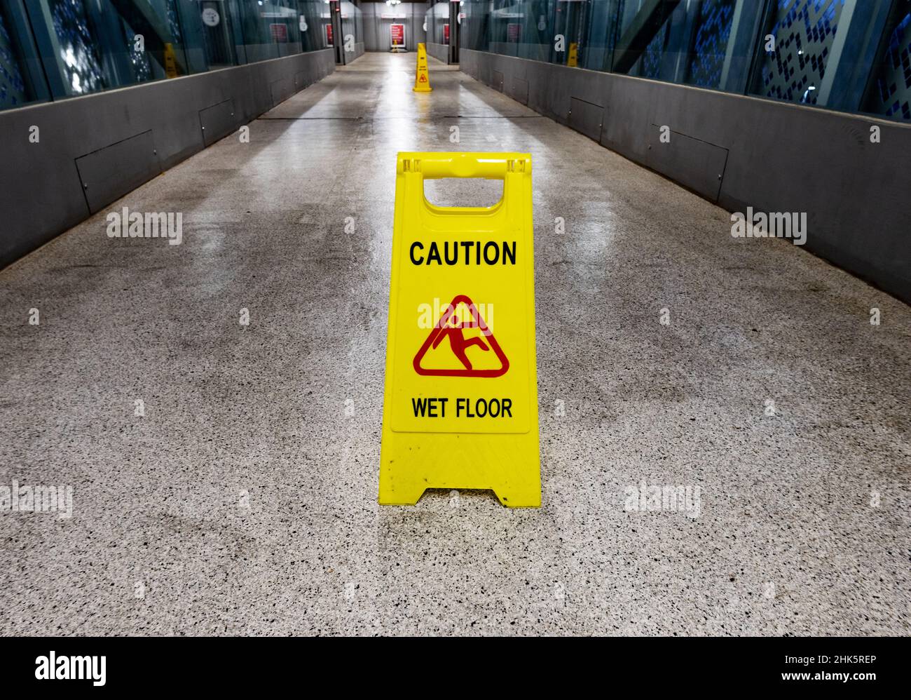 Warning sign UK; Caution wet floor sign, Cambridge North railway ...