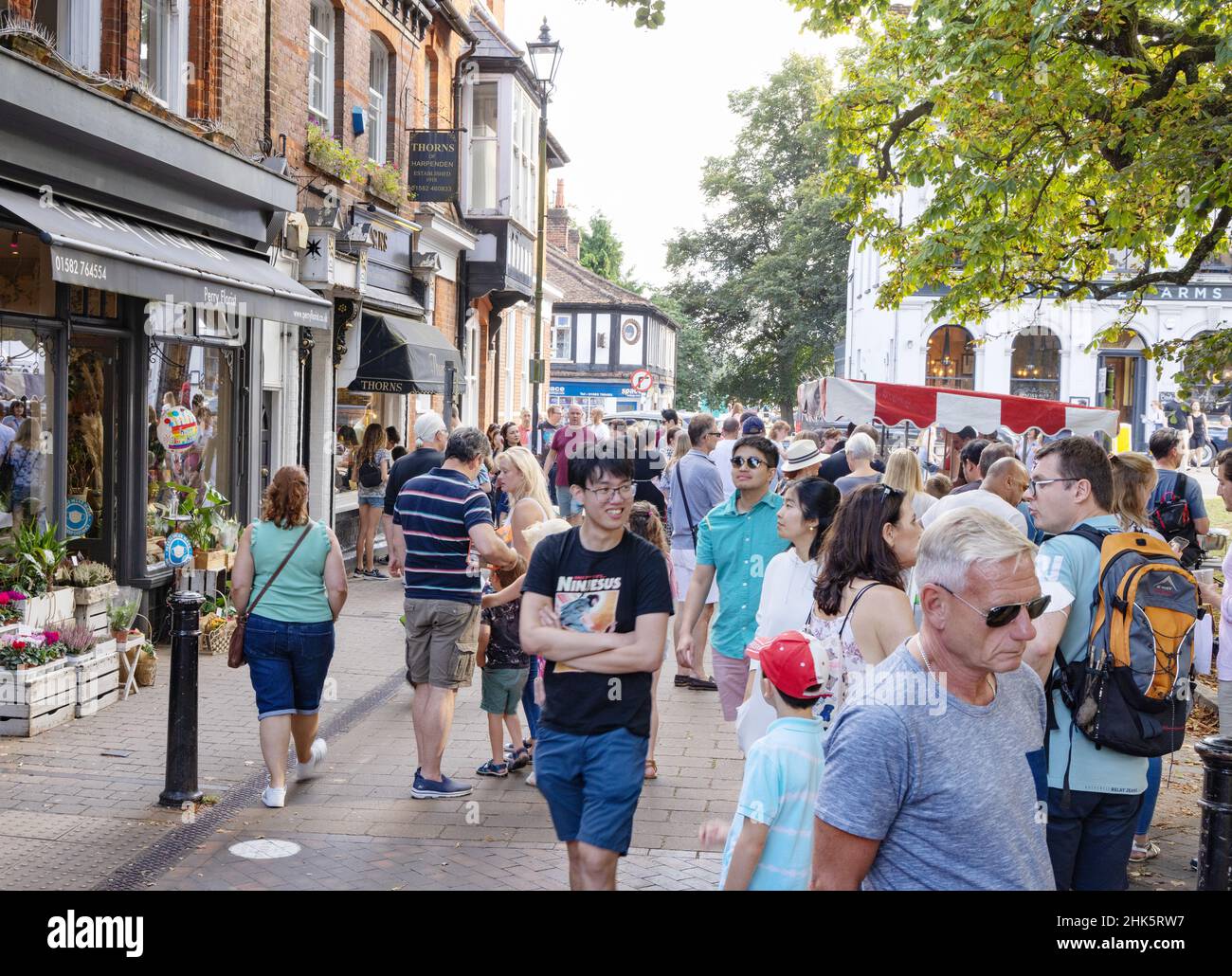 UK town centre; Harpenden High Street - crowds of people in summer in ...
