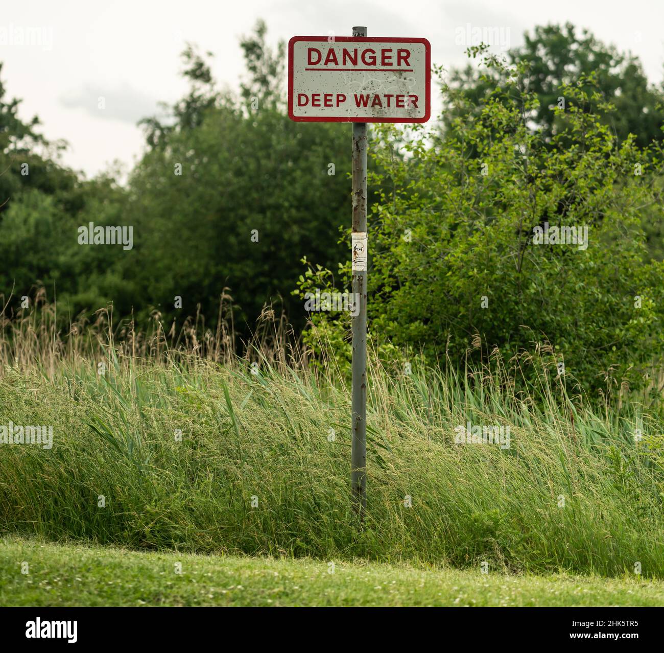 Danger Deep Water Pole Mounted Sign Next to Lake Stock Photo - Alamy
