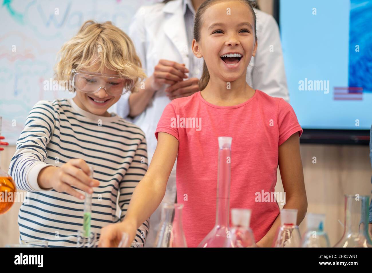 Children in chemistry class hi-res stock photography and images - Alamy