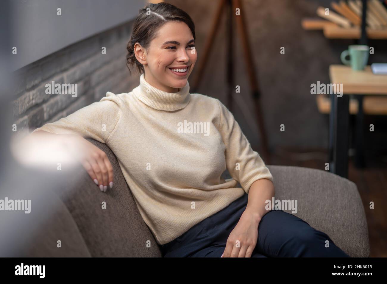 Lady seated hi-res stock photography and images - Alamy