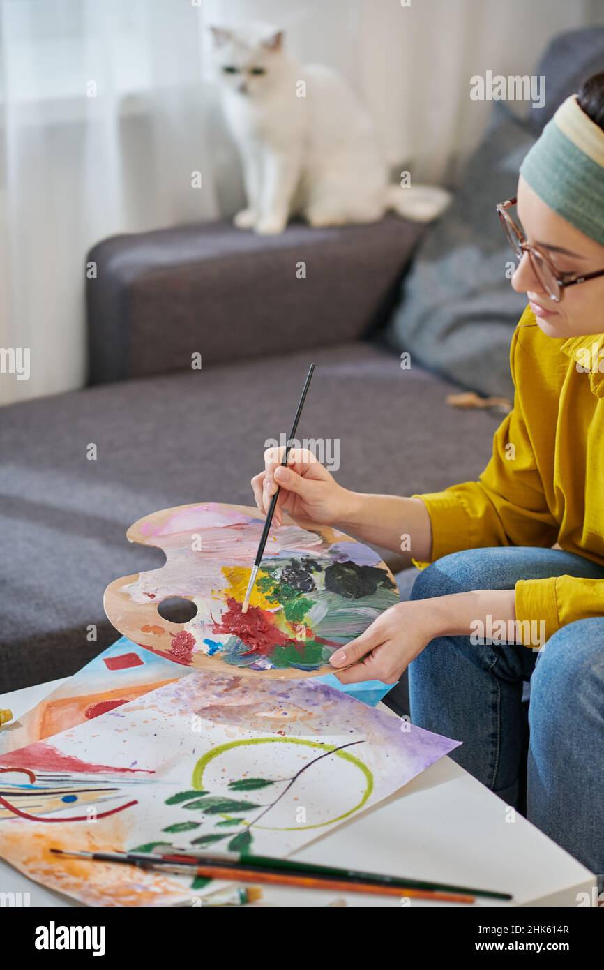 A female artist working in the studio Stock Photo - Alamy