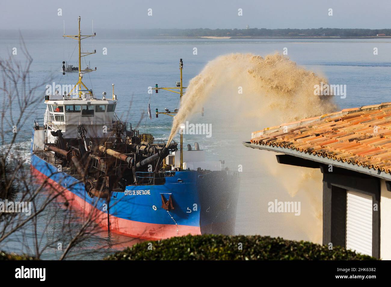 To fight against beach erosion and preserve the uses of the basin, the ...