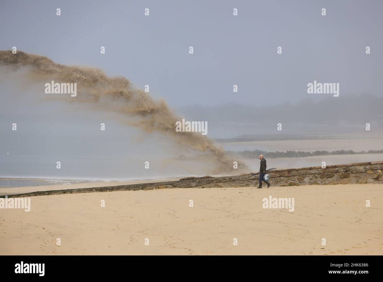 To fight against beach erosion and preserve the uses of the basin, the ...