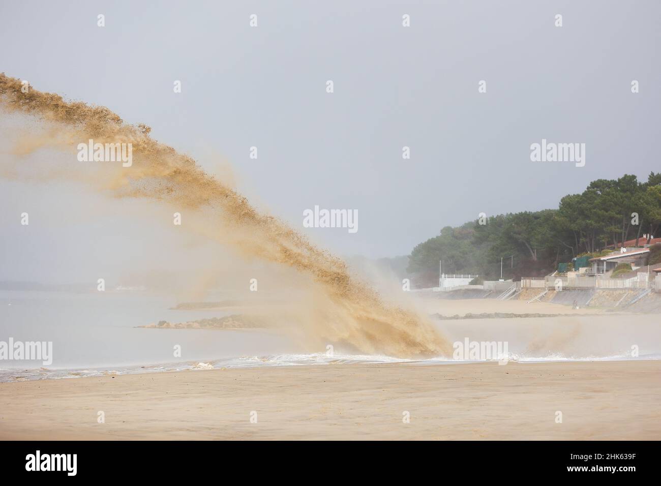 To fight against beach erosion and preserve the uses of the basin, the ...