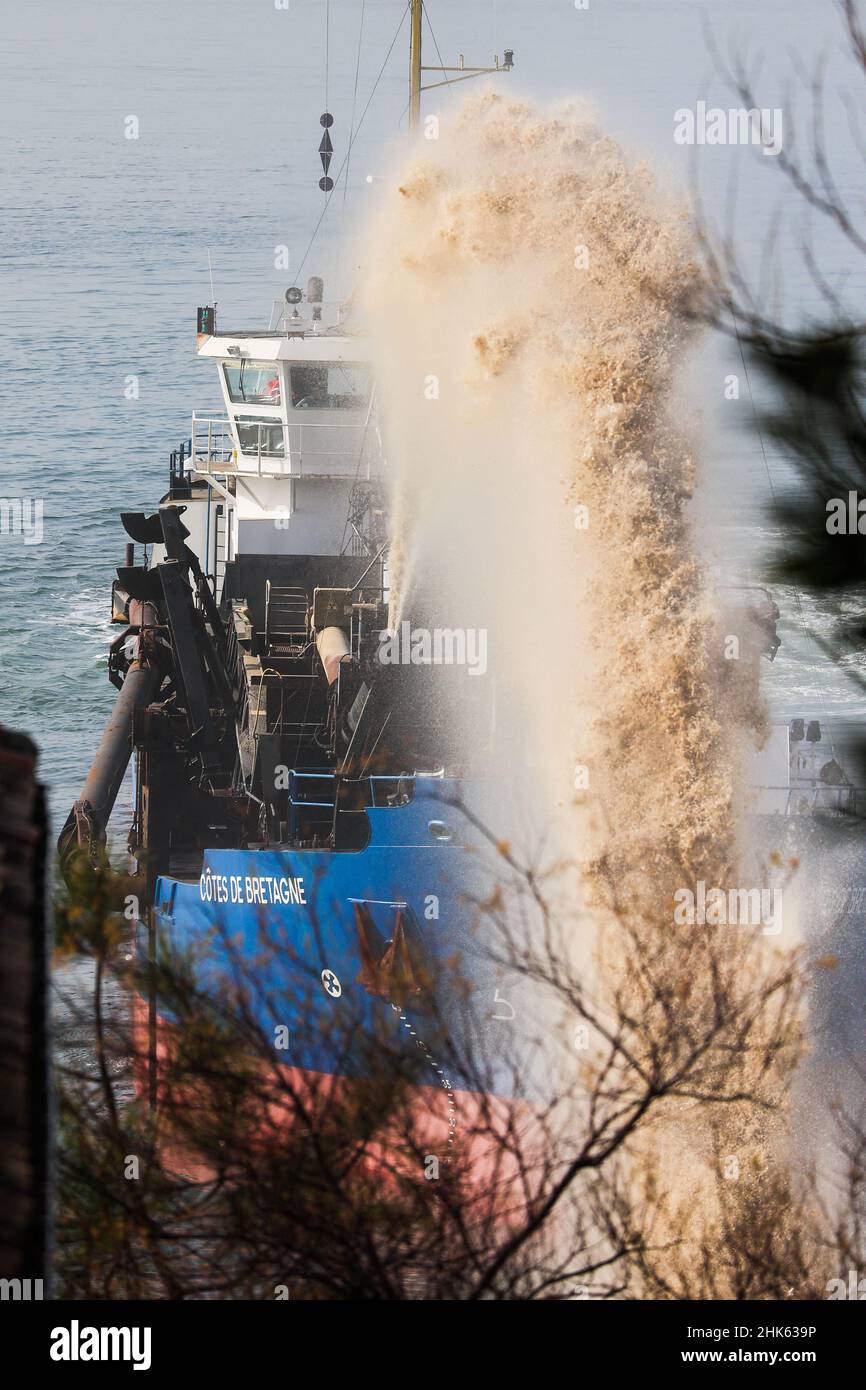 To fight against beach erosion and preserve the uses of the basin, the ...