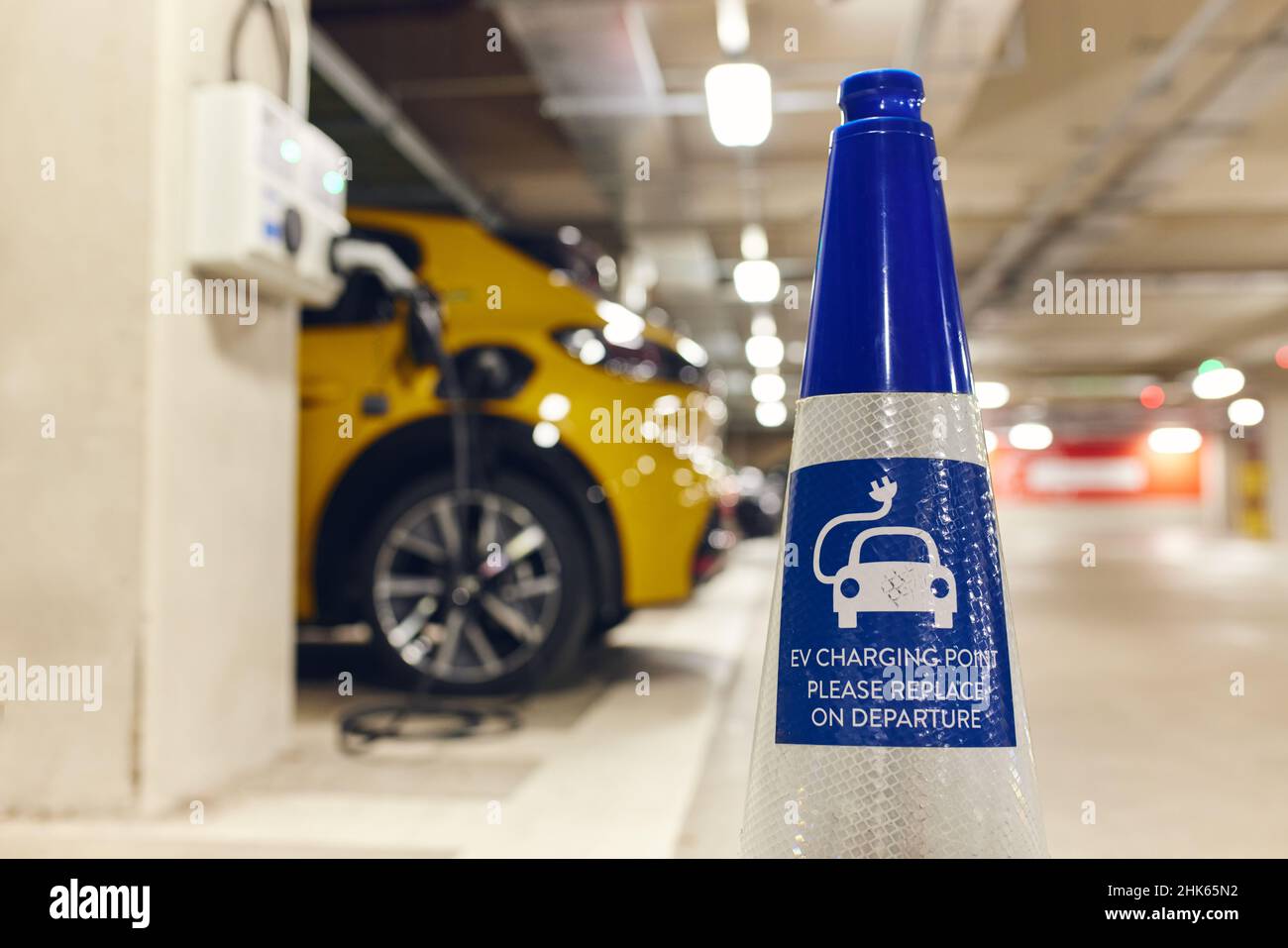 Electric cars only traffic sign in car park Stock Photo - Alamy