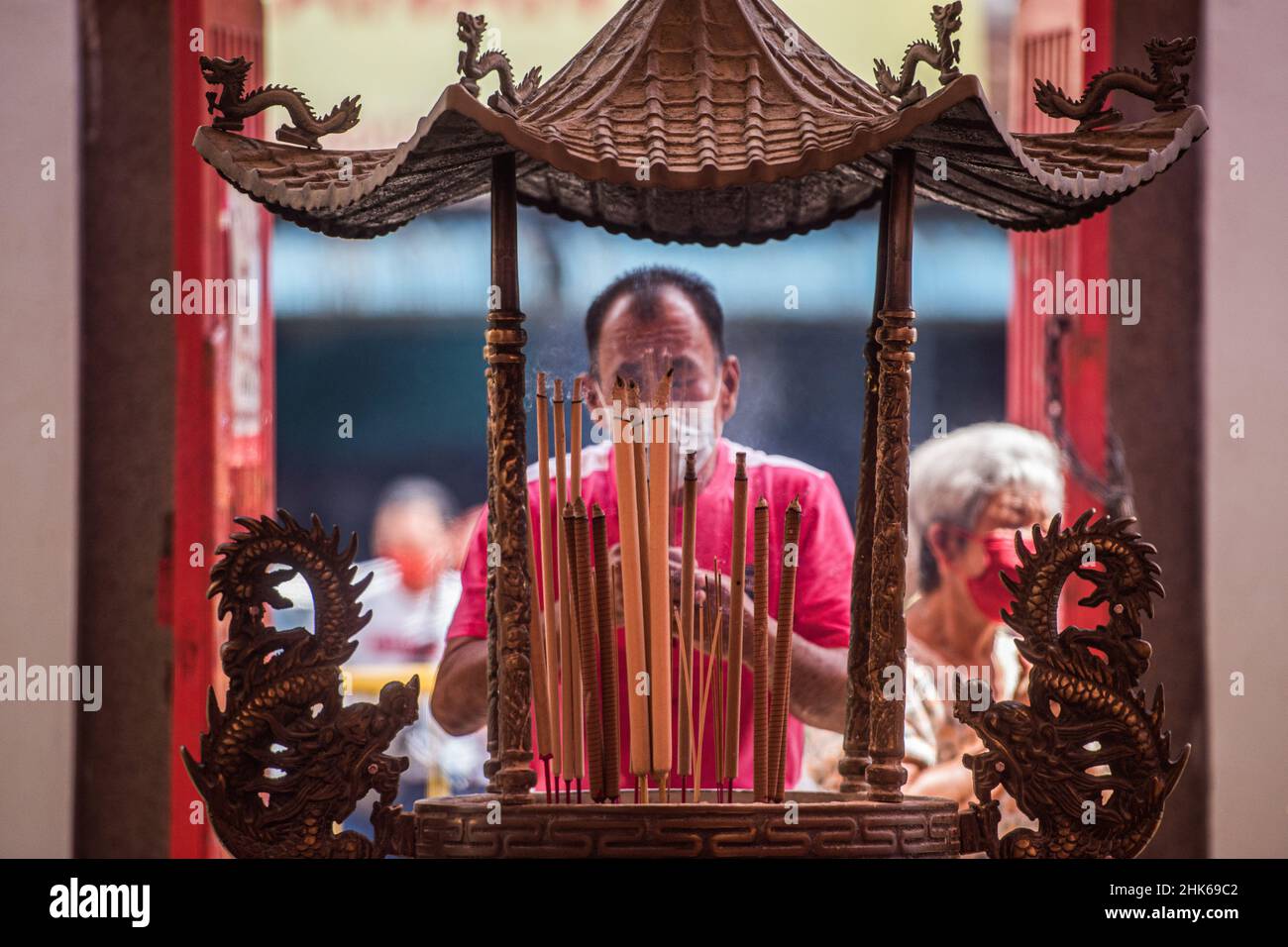 Johor Bahru, Malaysia. 31st Jan, 2022. An ethnic Chinese man prays with ...