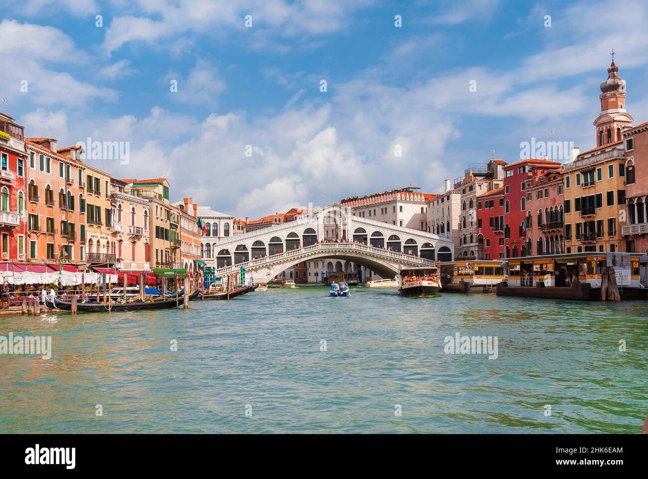 The famous Grand Canal and Rialto Bridge, right in the center of Venice ...