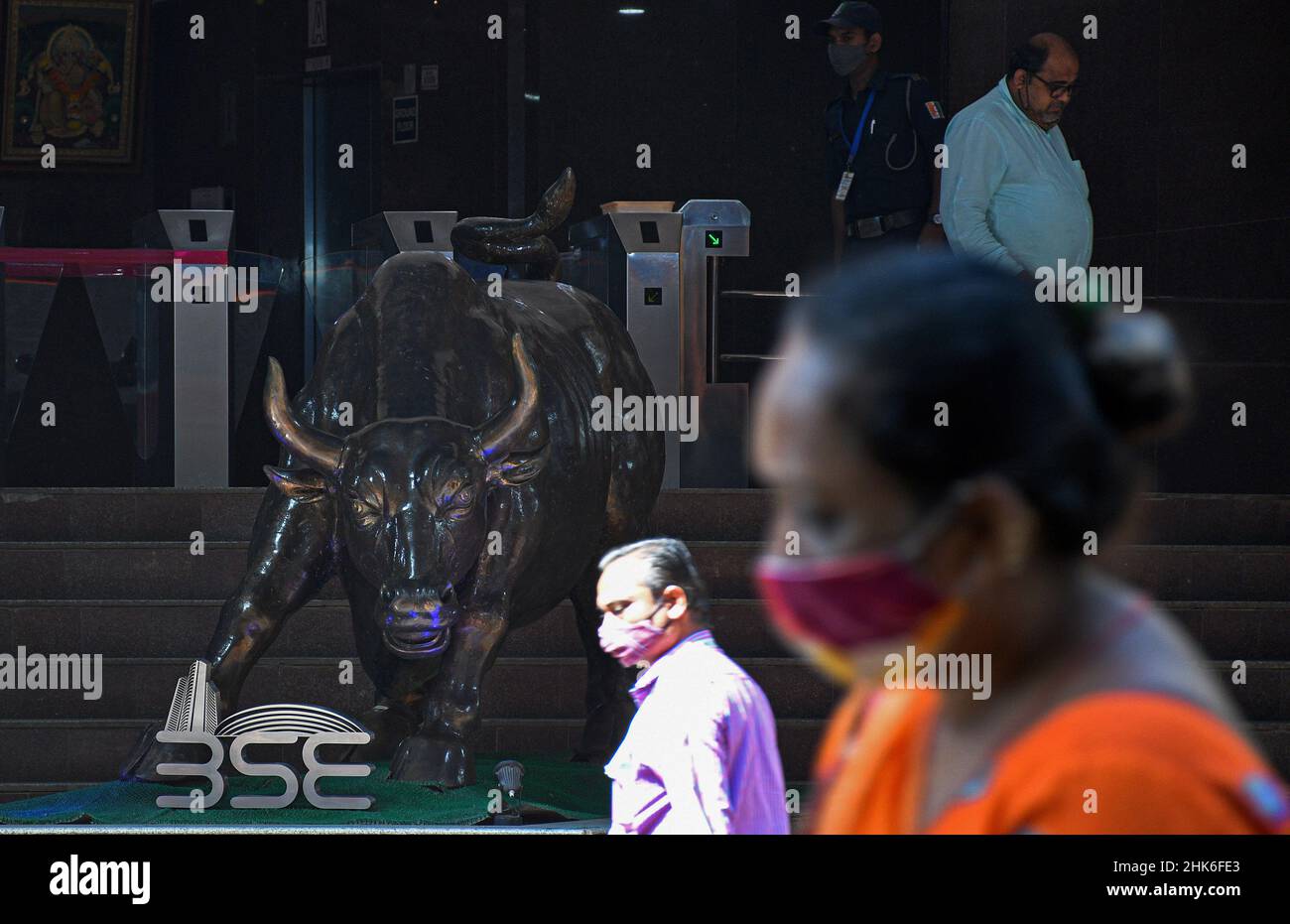 India stock exchange bull hi-res stock photography and images - Alamy