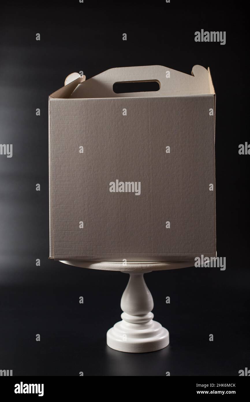 Empty cake stand hi-res stock photography and images - Alamy
