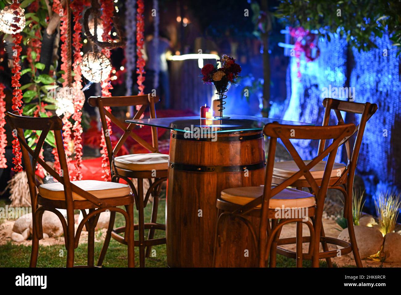outdoor night party cafe restaurant tables and chairs Stock Photo - Alamy