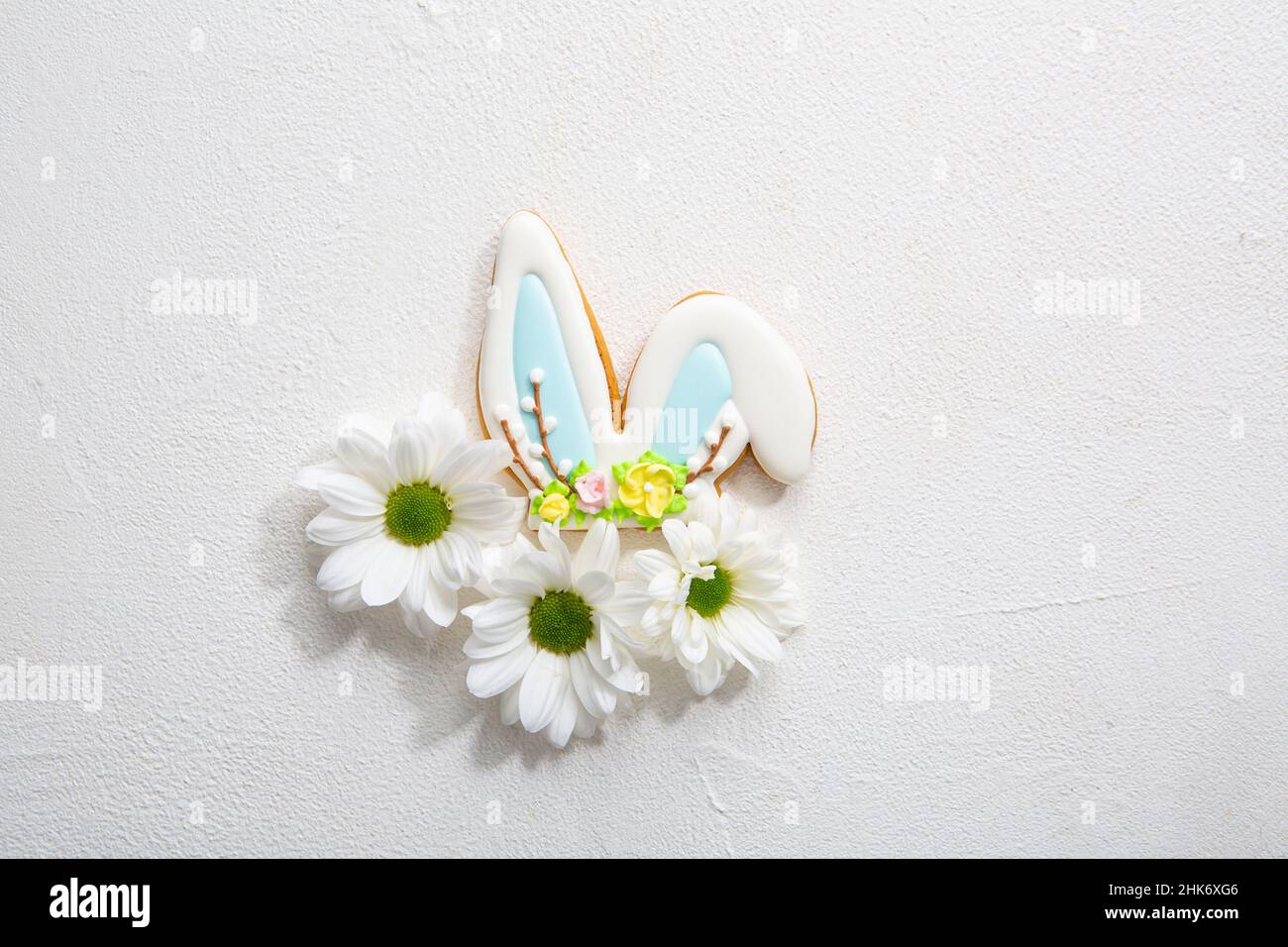 Easter bunny cookies and white flowers spring concept Stock Photo - Alamy