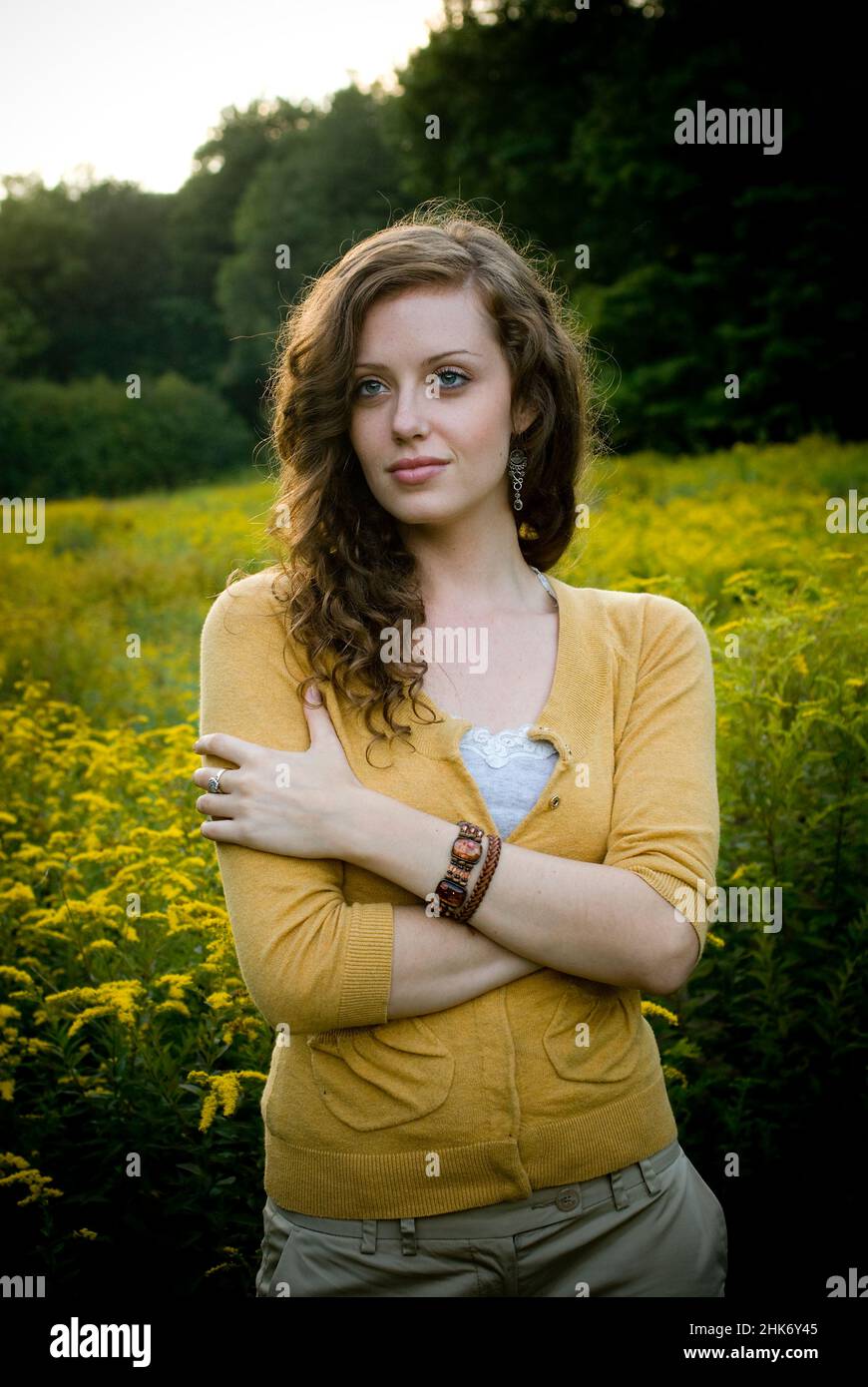 4 women standing facing hi-res stock photography and images - Alamy