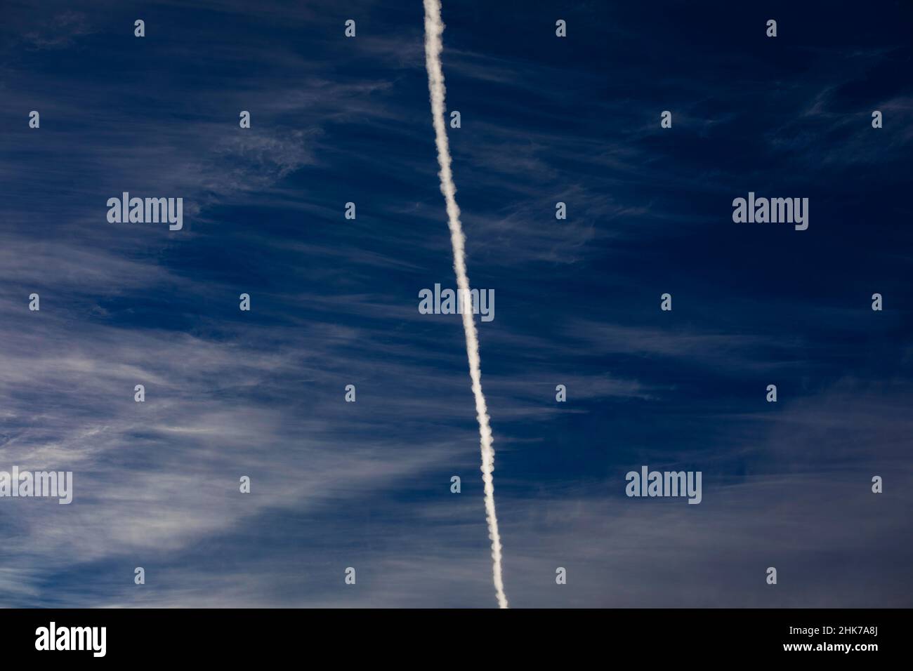 Cirrus contrails blue sky hi-res stock photography and images - Alamy