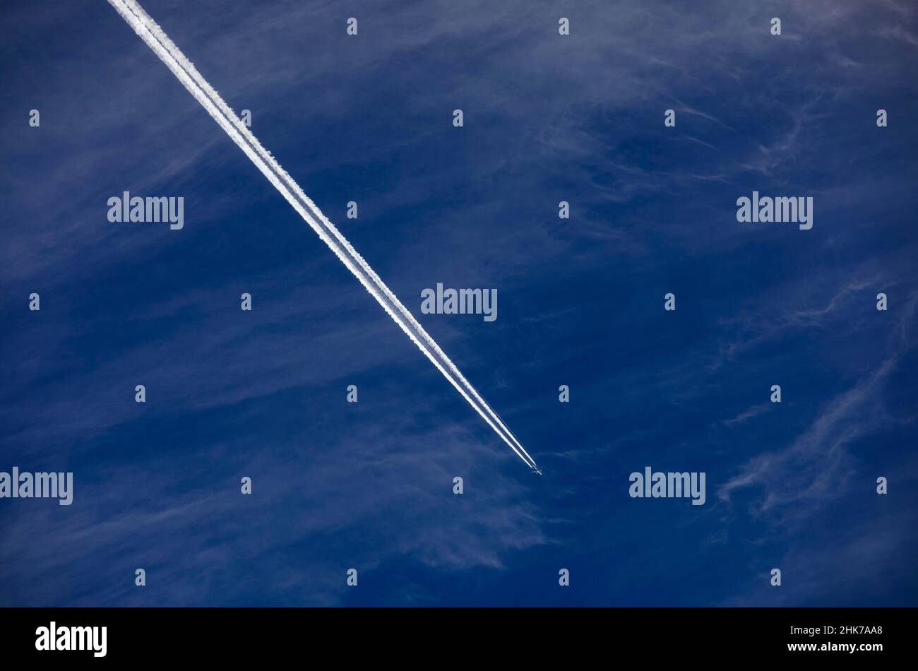 Cirrus contrails blue sky hi-res stock photography and images - Alamy