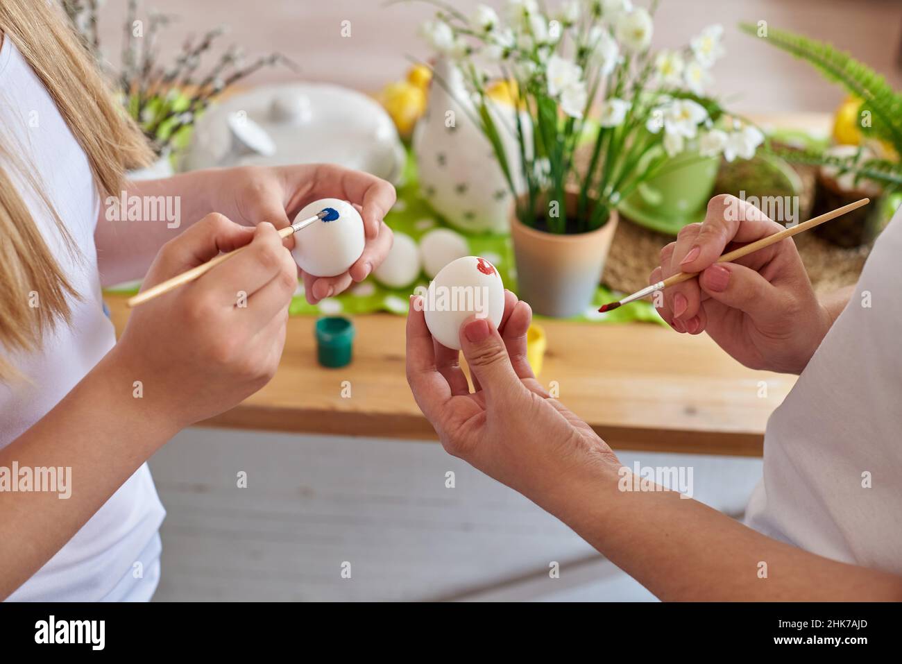 Hands of mother and daughter coloring Easter eggs Stock Photo - Alamy