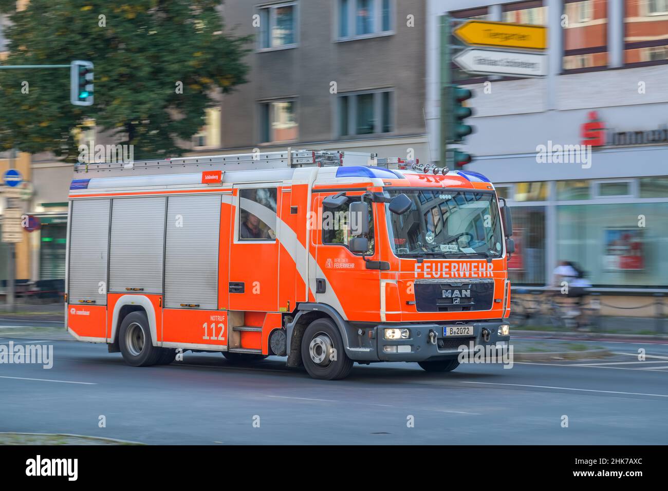 Fire engine in action, main street, Schoeneberg, Tempelhof-Schoeneberg ...