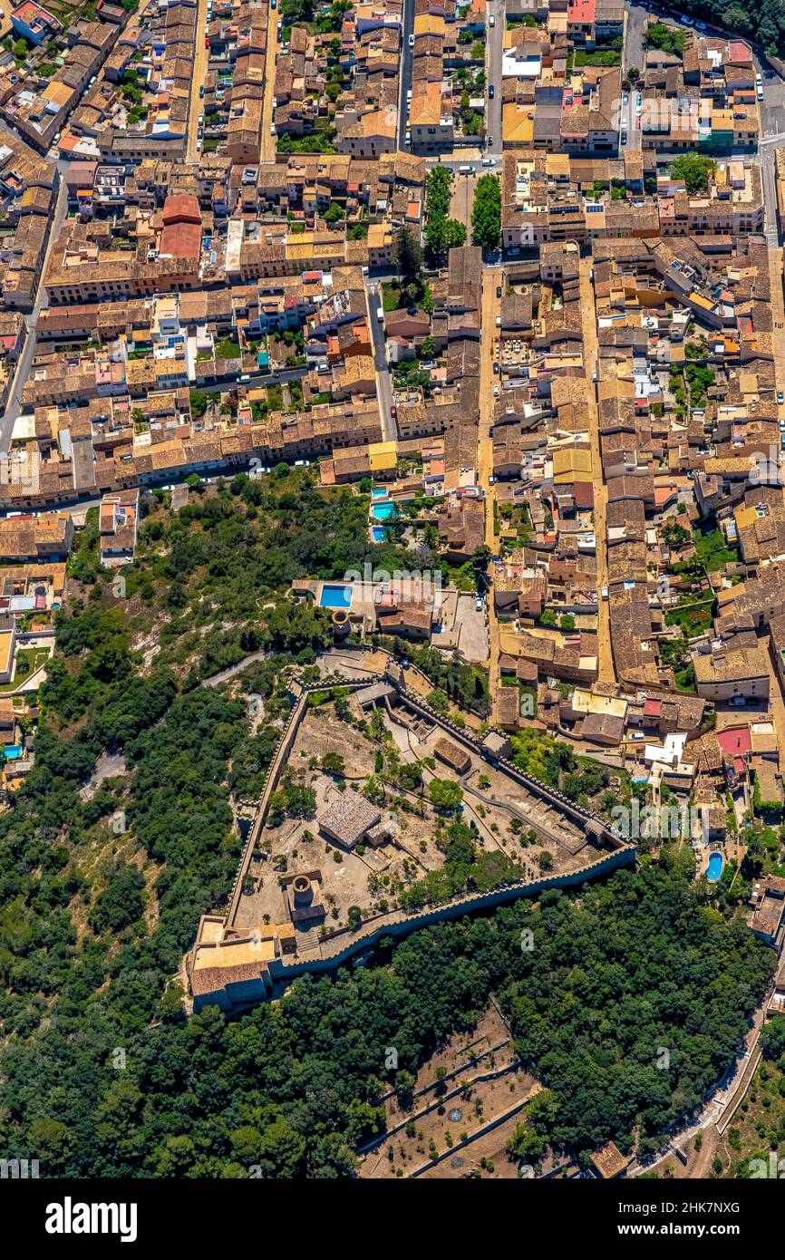 Schloss und kirche castell de capdepera hi-res stock photography and ...