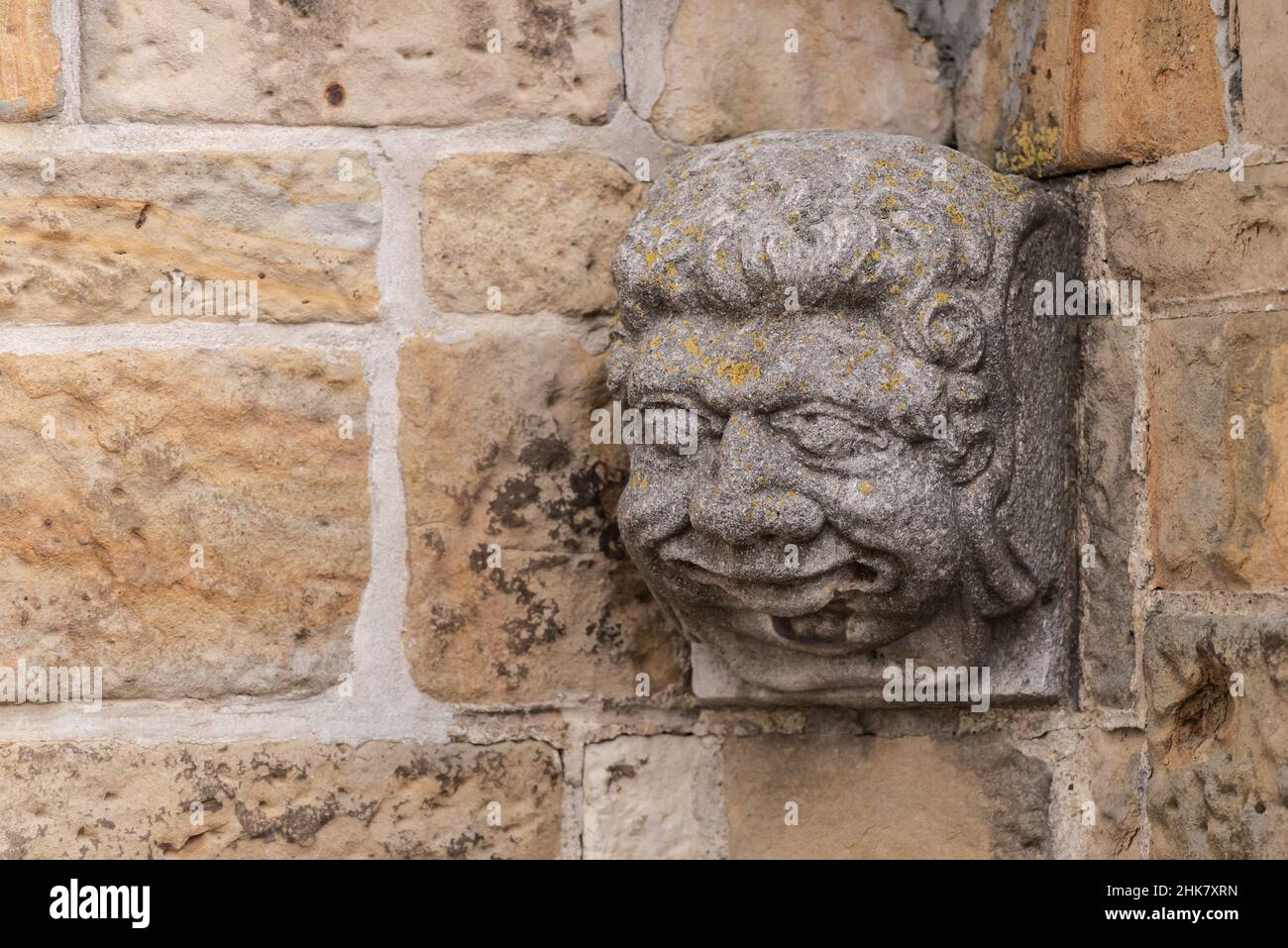 Sculpture relief head house hi-res stock photography and images - Alamy