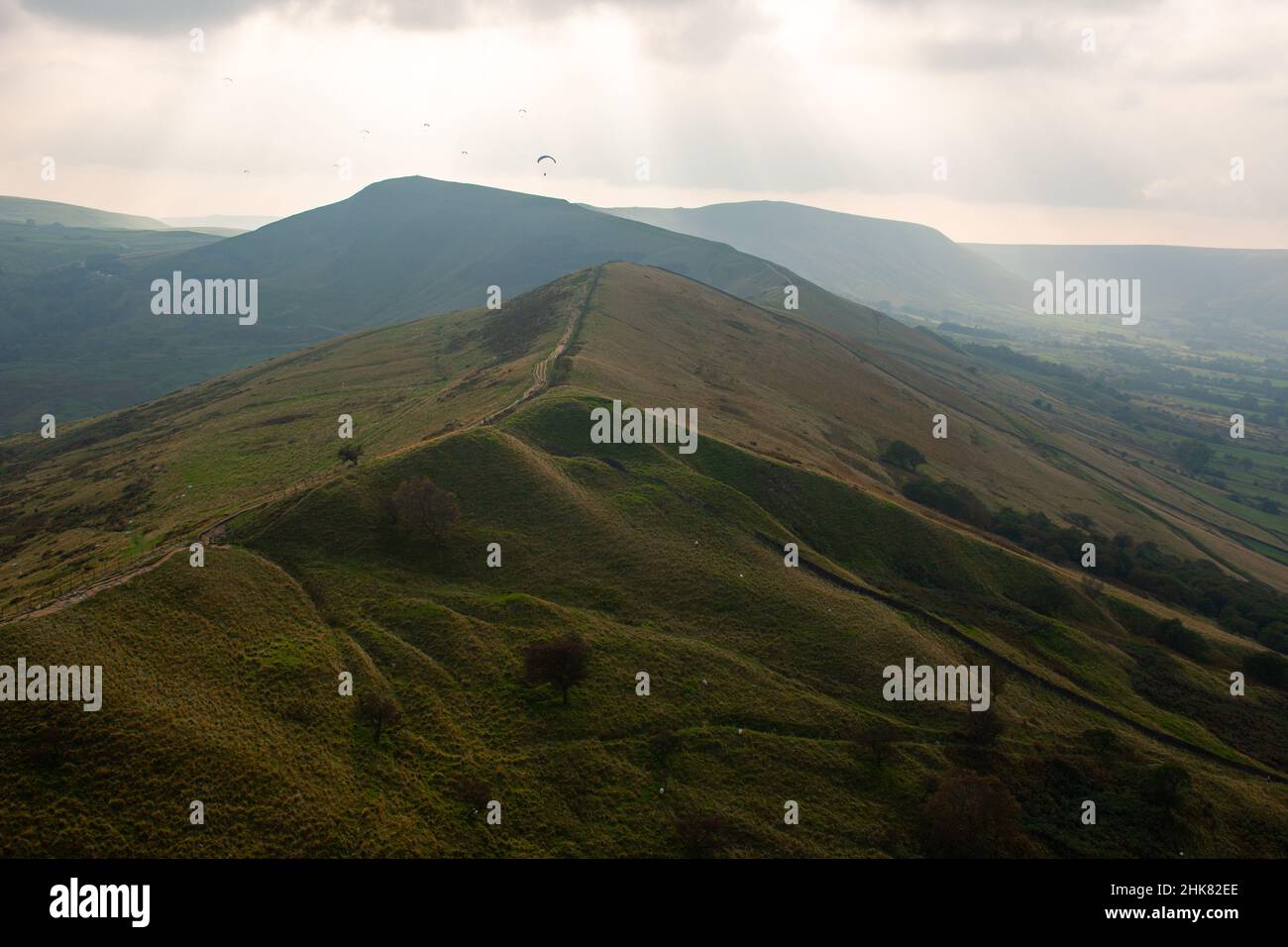 A hiking trail towards Mama Tor, Hope Valley, Peak District, England ...
