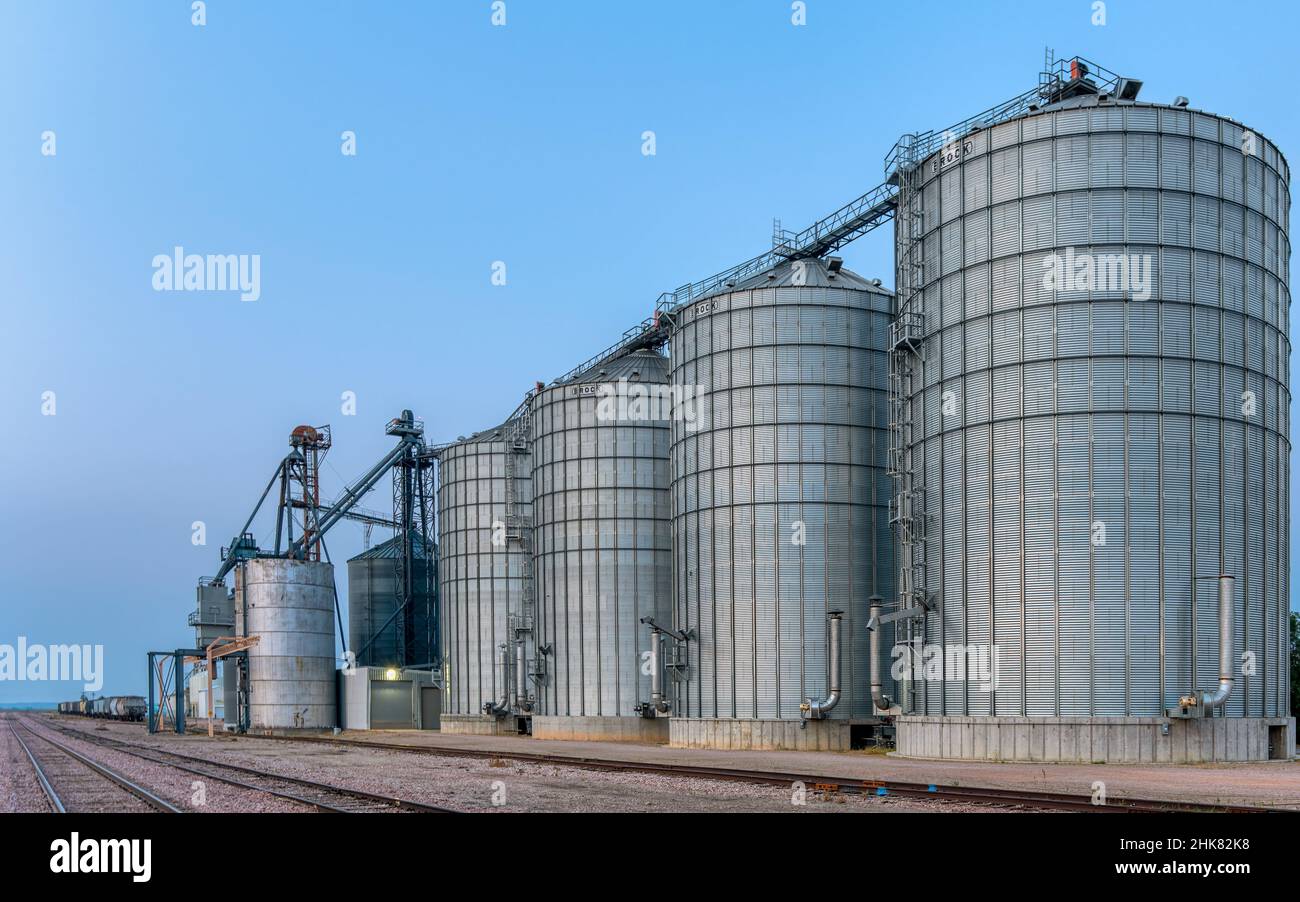 Grain silo railroad tracks hi-res stock photography and images - Alamy
