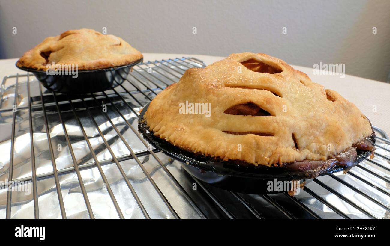 Mini pie pans hi-res stock photography and images - Alamy