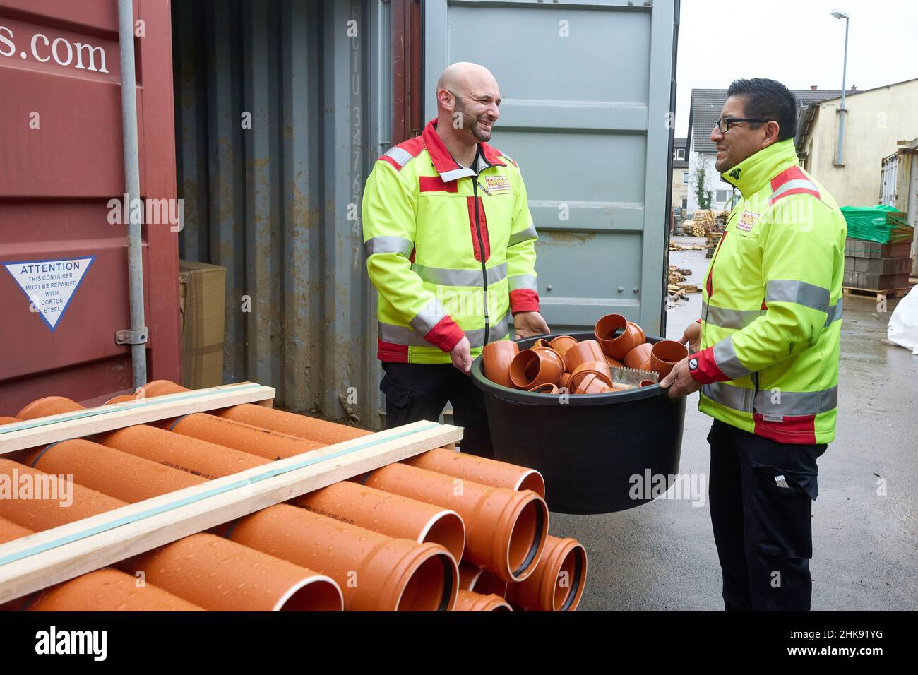 Heimersheim, Germany. 01st Feb, 2022. ASB helpers Armeen Kolians (l ...