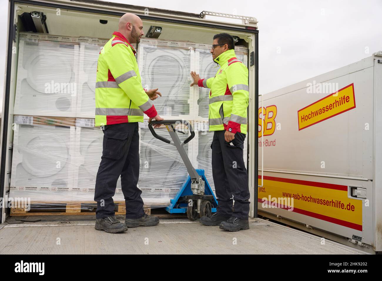 Heimersheim, Germany. 01st Feb, 2022. ASB helpers Armeen Kolians (l ...