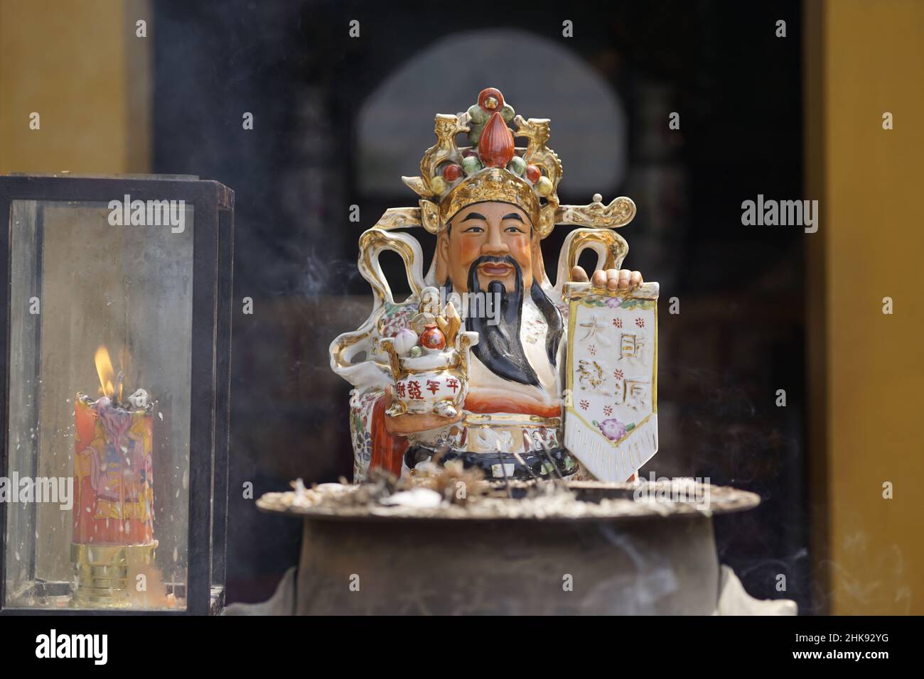 Chinese God of wealth in a temple Stock Photo - Alamy