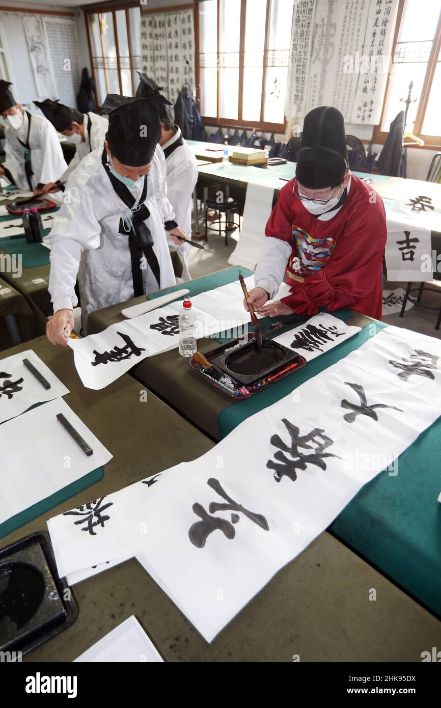 Traditional chinese dynasty calligraphy hi-res stock photography and ...