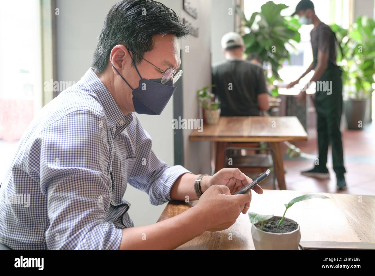 Asian using retail hi-res stock photography and images - Alamy