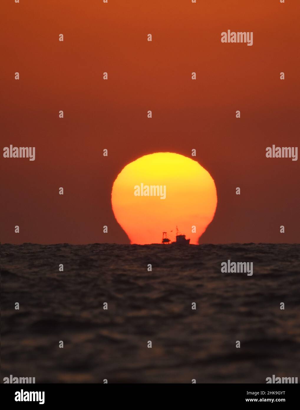 Old boat sea against sunset hi-res stock photography and images - Alamy