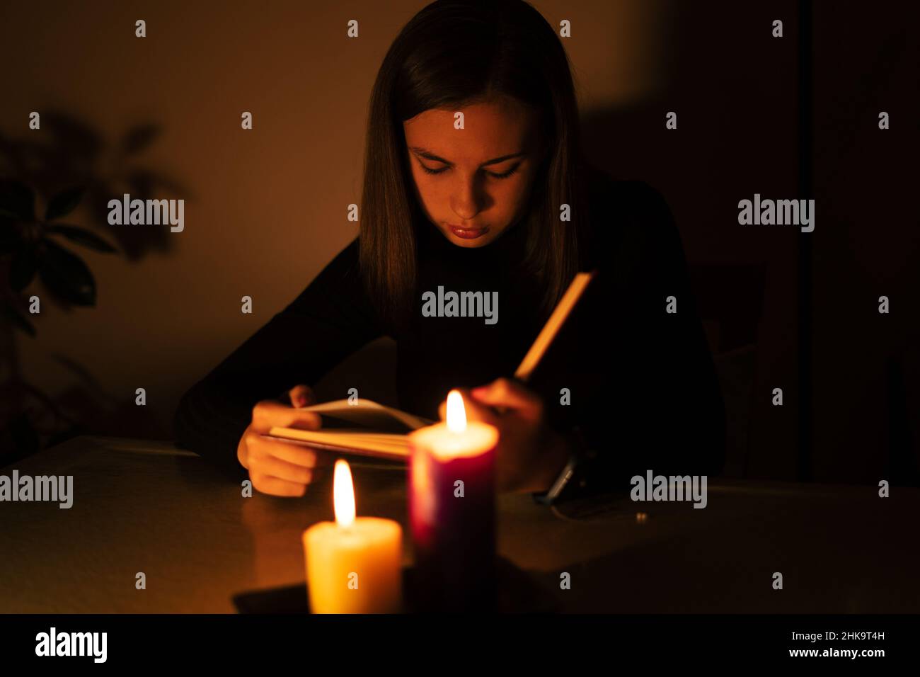Reading by candlelight hi-res stock photography and images - Alamy