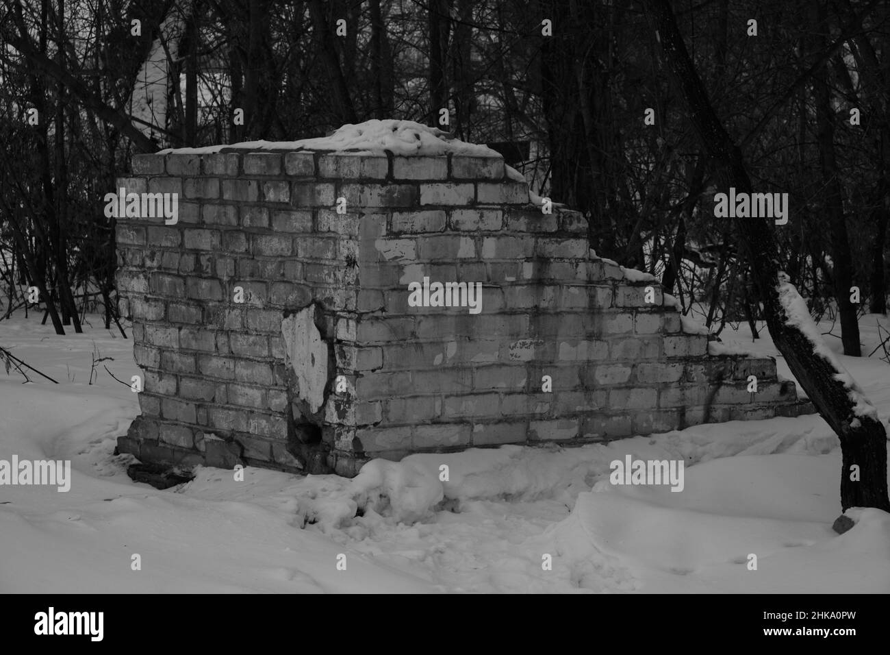 Part wall destroyed brick building Stock Photo - Alamy