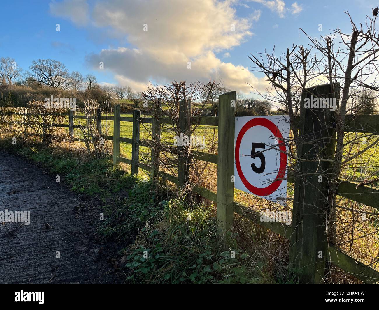 A 5mph speed limit sign on a wooden fence Stock Photo - Alamy