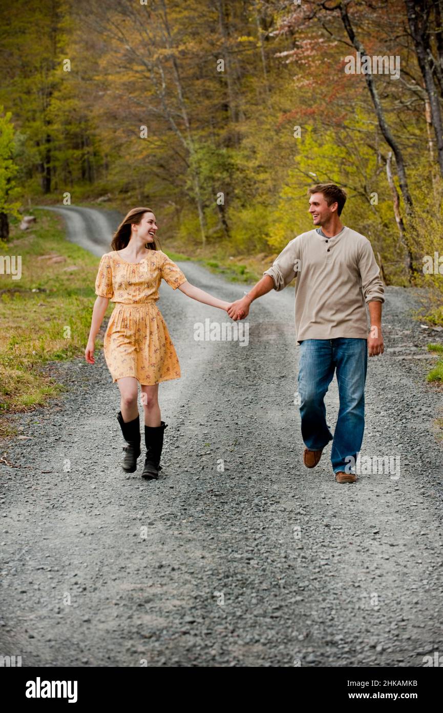 Couple facing away from camera hi-res stock photography and images - Alamy