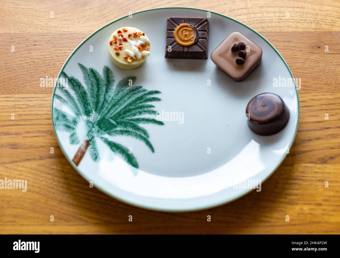 Bite size chocolates hi-res stock photography and images - Alamy