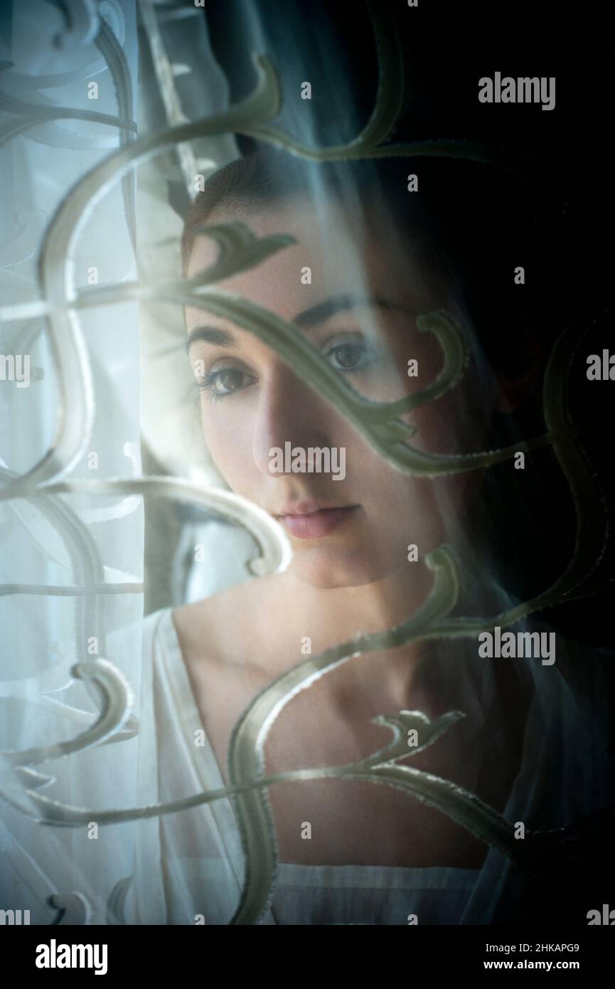 Patterned window hi-res stock photography and images - Alamy