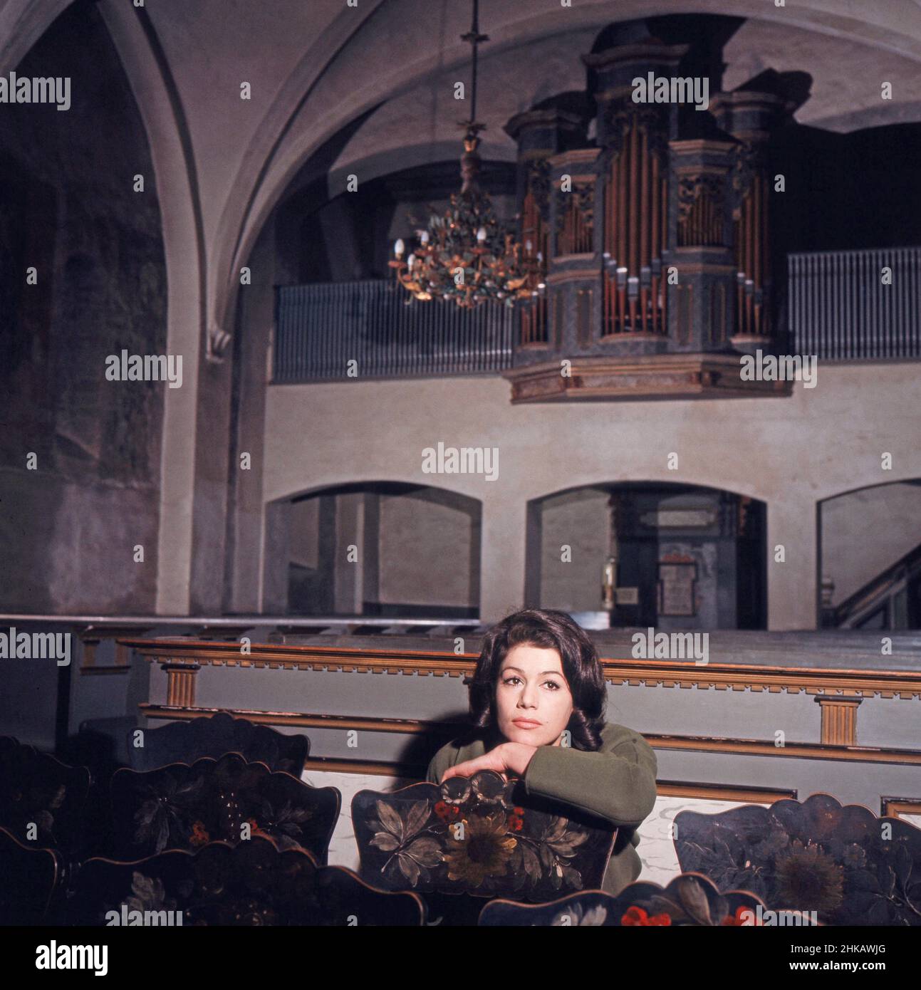 Hannelore Elsner, deutsche Schauspielerin und Autorin, im Innenraum ...
