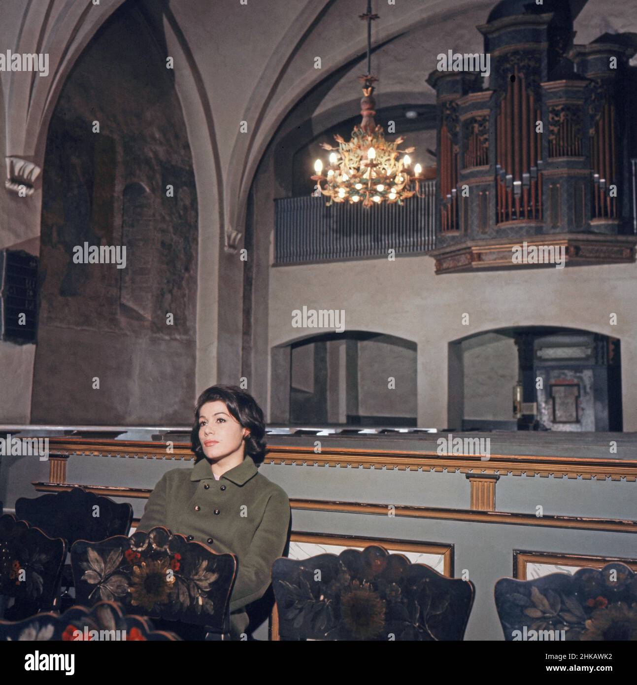 Hannelore Elsner, deutsche Schauspielerin und Autorin, im Innenraum ...