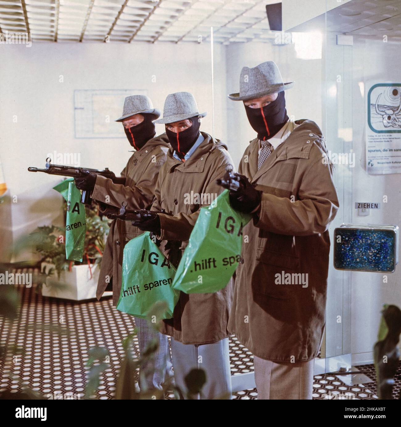 Bank robbery 1970s hi-res stock photography and images - Alamy